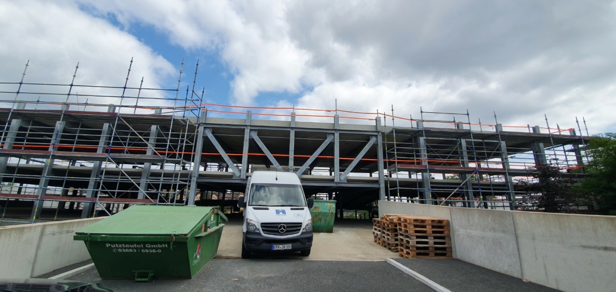 Neubau Busbahnhof mit Parkdeck in Oberhof - Hornschuh Metallbau GmbH